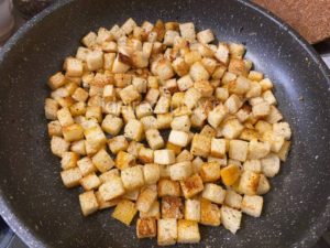 Сухарики из белого хлеба с чесноком на сковороде - пошаговый рецепт
